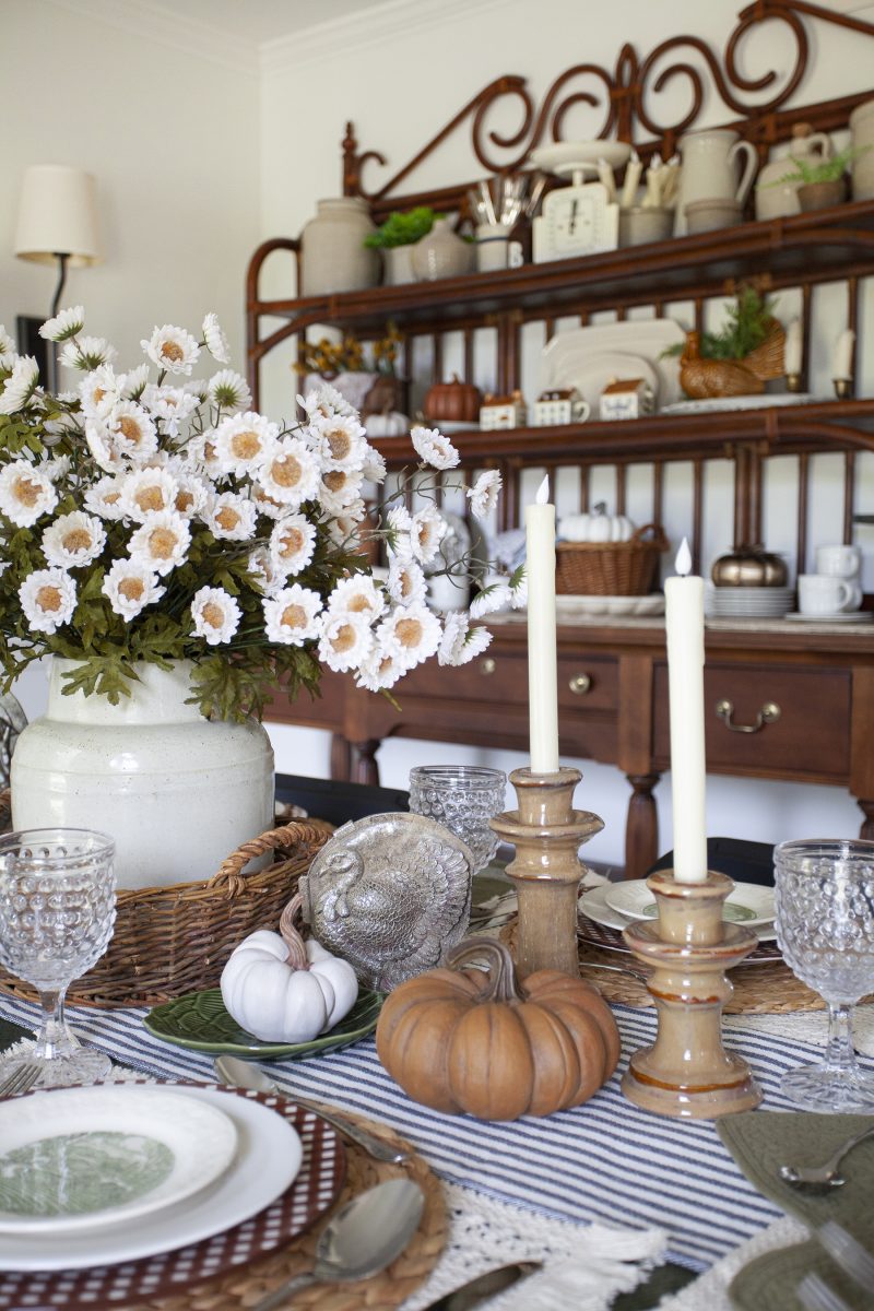 Country Cottage Dining Room – Outdoor Christmas Lights and Decorations